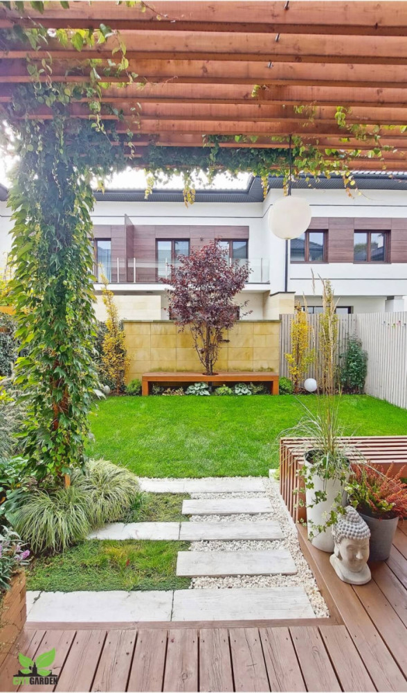 Niewielki ogródek z pergolą - Ogrody w różnych stylach - Sztuka Krajobrazu